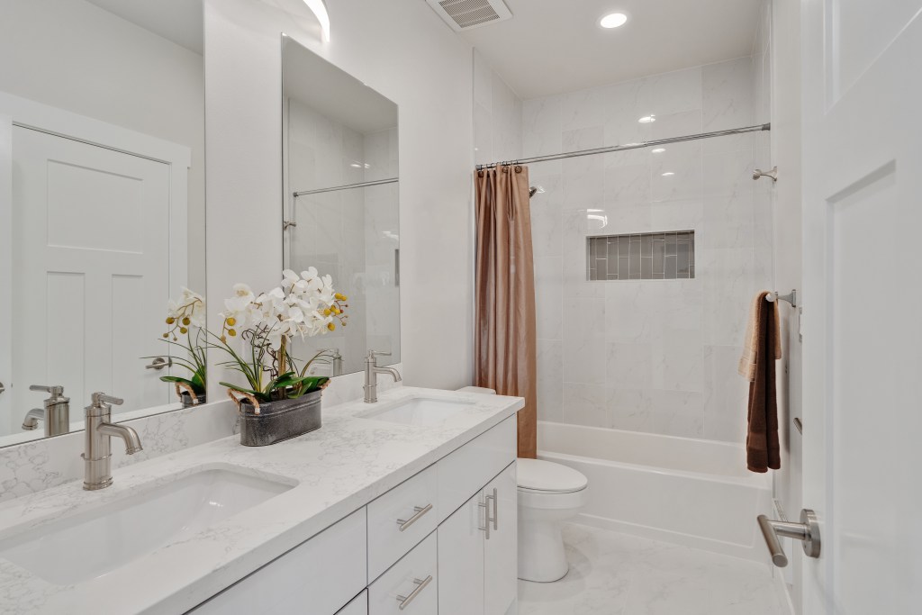 Complete Guide to Standard Shower Curtain Size in 2025