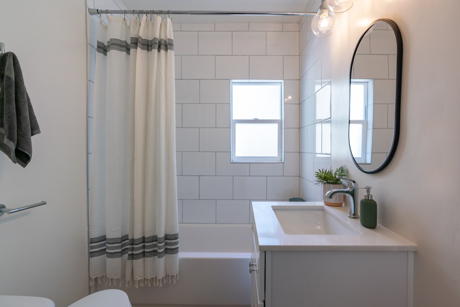Complete Guide to Standard Shower Curtain Size in 2025